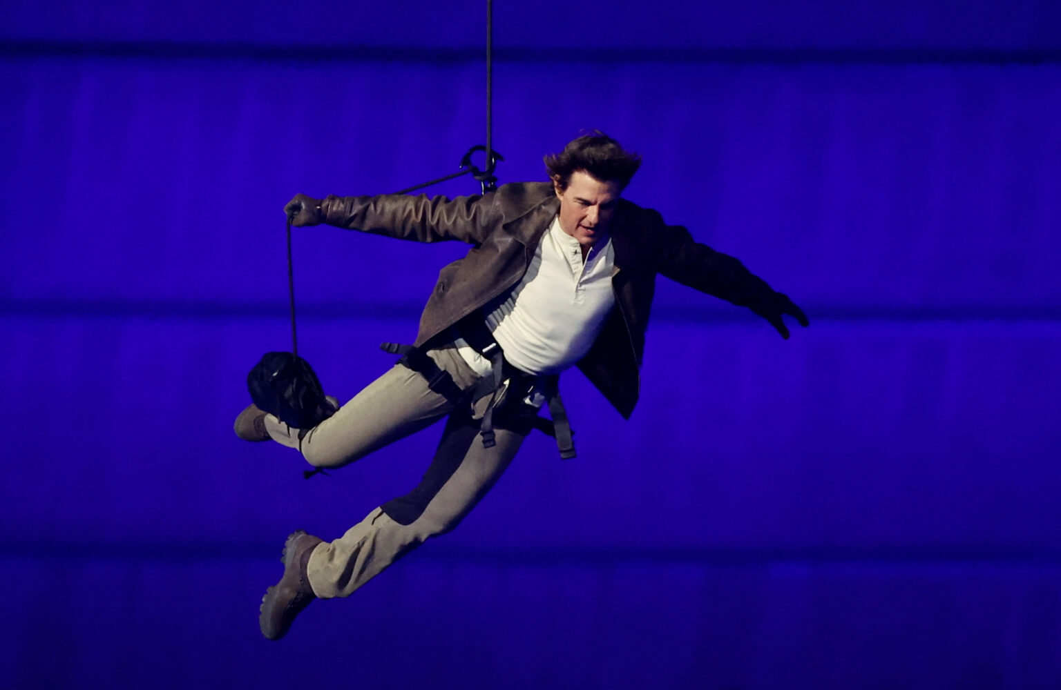 Tom Cruise Shocks Fans with Thrilling Stunt at Olympics Closing ...